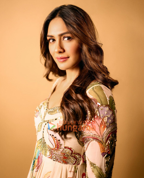 Mrunal Thakur Photos, Images, HD Wallpapers, Mrunal Thakur HD Images ...