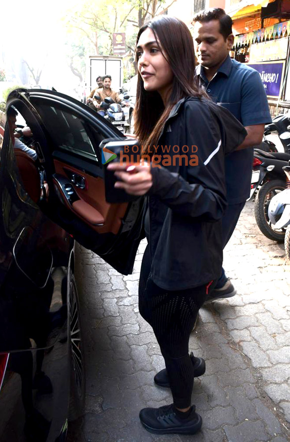 Photos Mrunal Thakur spotted outside cafe in Bandra (4) | Mrunal Thakur ...
