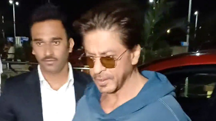 King is here! Shah Rukh Khan gets clicked by paps at Jamnagar airport ...