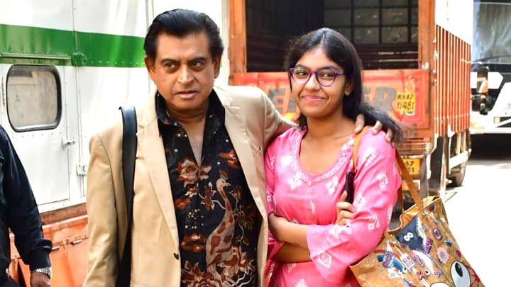 Amit Kumar poses for paps as he gets clicked with his daughter Muktika ...