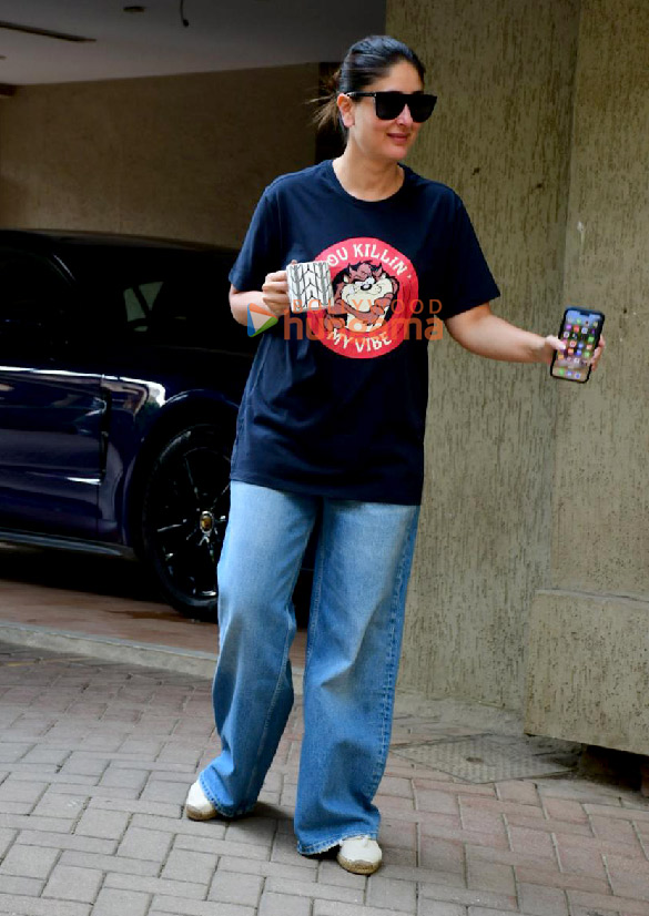 Photos Kareena Kapoor Khan snapped outside her residence in Bandra (4 ...