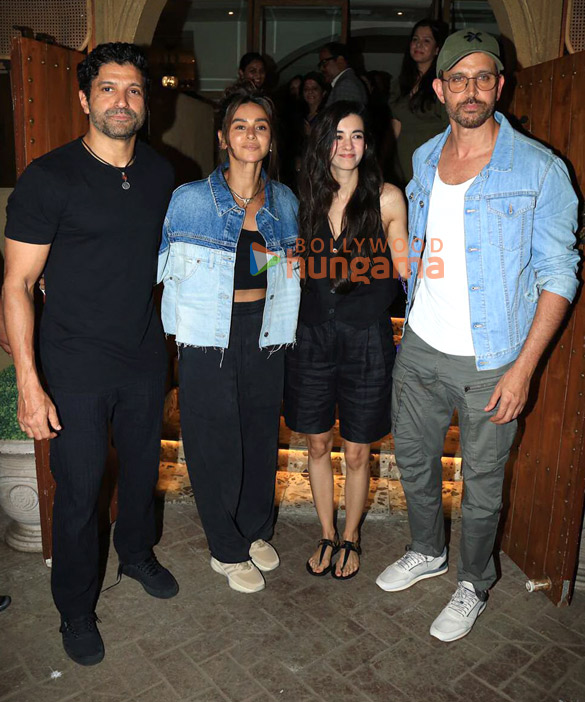 Photos Hrithik Roshan, Saba Azad, Farhan Akhtar and Shibani Dandekar snapped in Bandra (6 ...