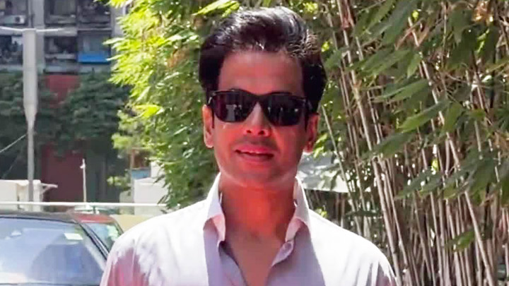 Tusshar Kapoor smiles as he poses for paps in his dapper look - Bollywood Hungama