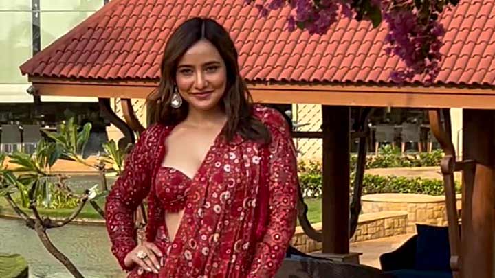 Uff That smile!!! Neha Sharma defines elegance in a red saree ...