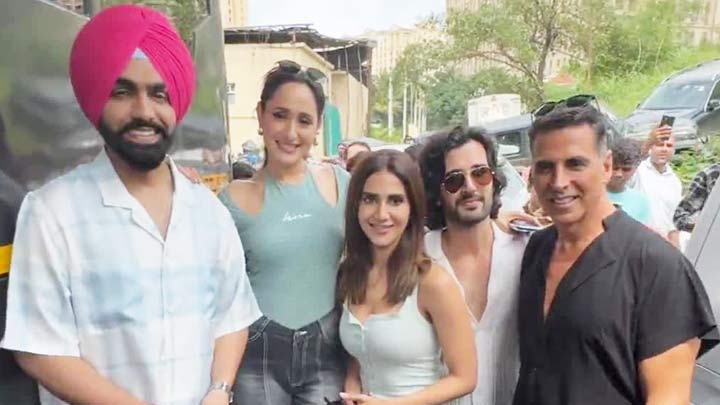 Akshay Kumar and cast of Khel Khel Mein get clicked at Laughter Chefs ...