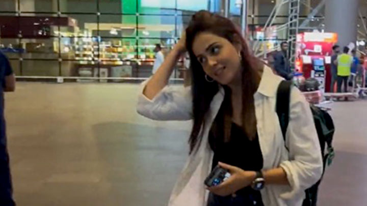 Genelia Deshmukh spreads a wide smile for paps at the airport ...