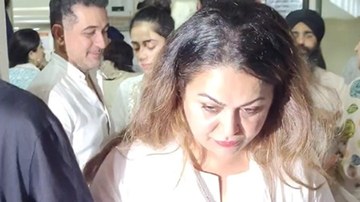 Paps capture a glimpse of Amrita Arora at father Anil Mehta's prayer ...