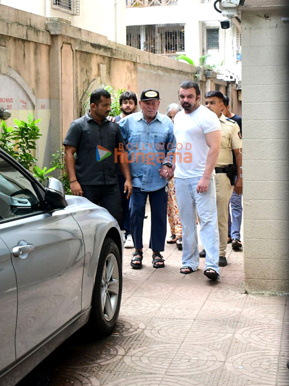 Photos Arbaaz Khan, Salim Khan, Sohail Khan and others snapped outside Malaika Arora’s father’s ...