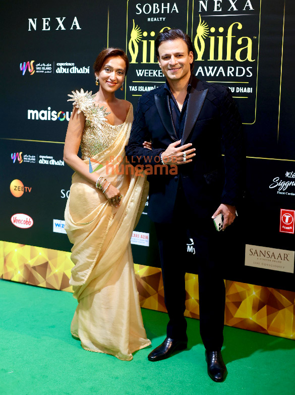 Photos Shah Rukh Khan, Rani Mukerji, Kriti Sanon, Janhvi Kapoor and others grace the green ...