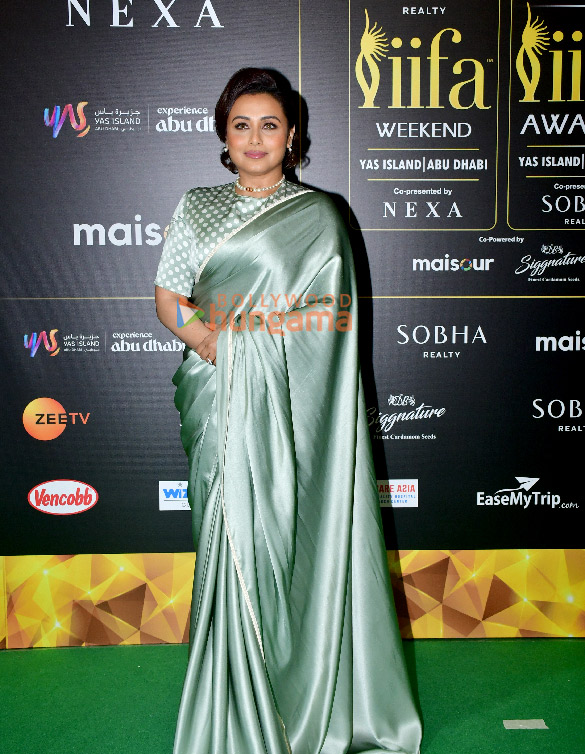 Photos Shah Rukh Khan, Rani Mukerji, Kriti Sanon, Janhvi Kapoor and others grace the green ...