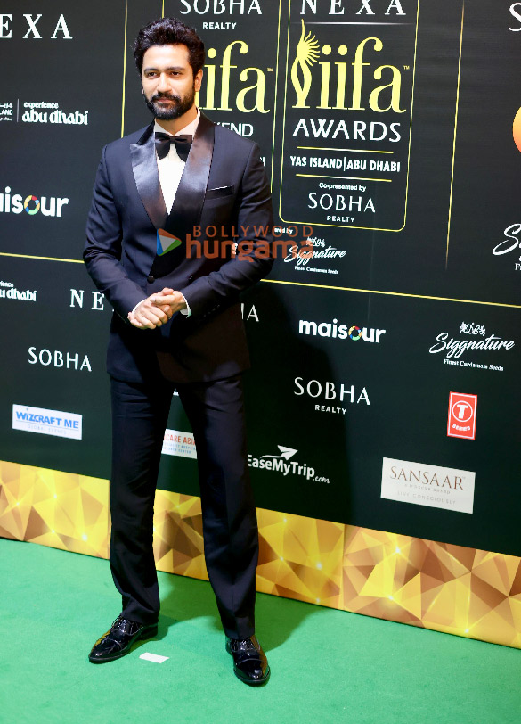 Photos Shah Rukh Khan, Rani Mukerji, Kriti Sanon, Janhvi Kapoor and others grace the green ...