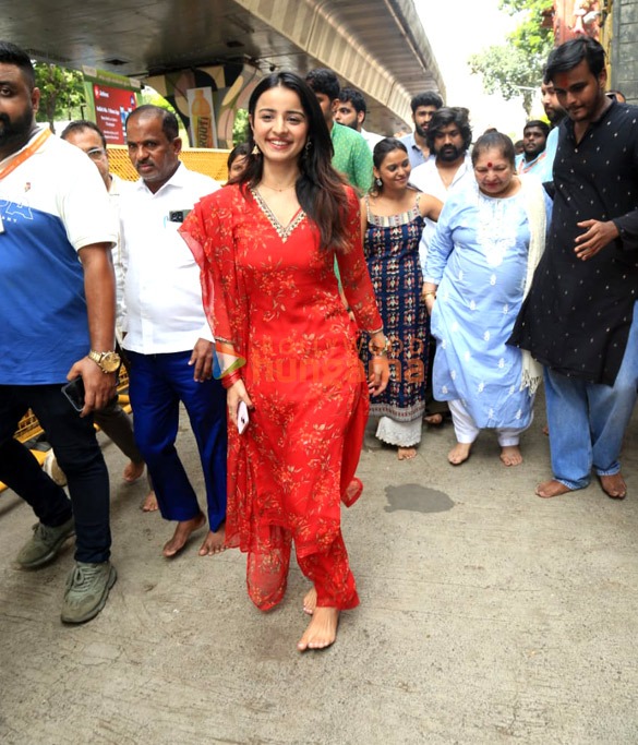 Photos Vicky Kaushal, Esha Deol and others snapped at Lalbaugcha Raja ...