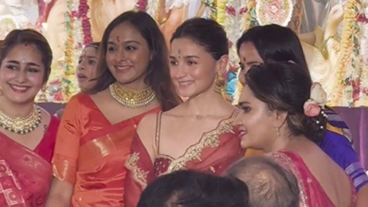 Our Isha aka Alia Bhatt spotted seeking prayers from Durga Maa ...