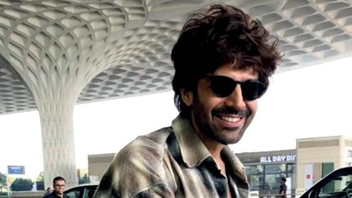 Rooh Baba Dancing with a pap on the airport! Kartik Aaryan - Bollywood ...