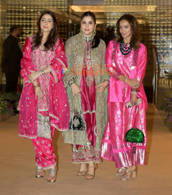 Photos Kareena Kapoor Khan, Karisma Kapoor, Randhir Kapoor, Tina Ambani ...