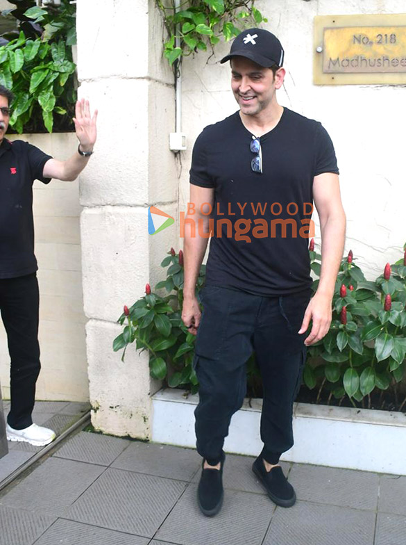 Photos Hrithik Roshan spotted outside dental clinic in Bandra (1 ...