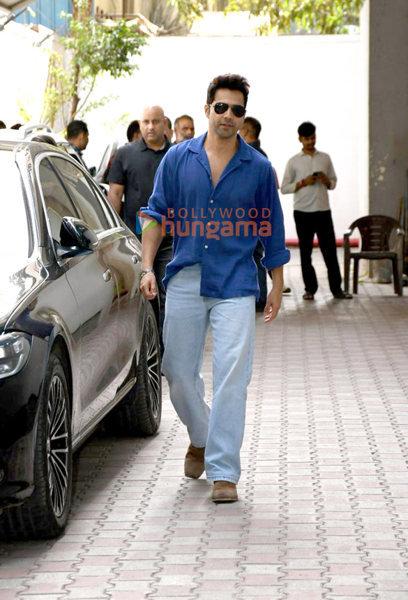 Photos Varun Dhawan, Mrunal Thakur and Pooja Hegde snapped promoting ...