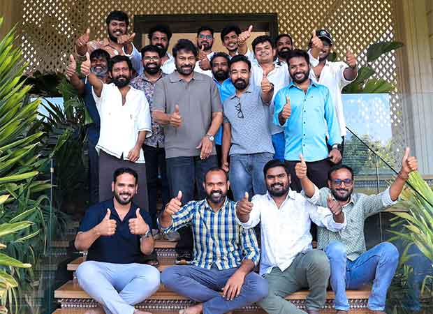 Chiranjeevi meets Peddi team, congratulates Ram Charan and Buchi Babu ...